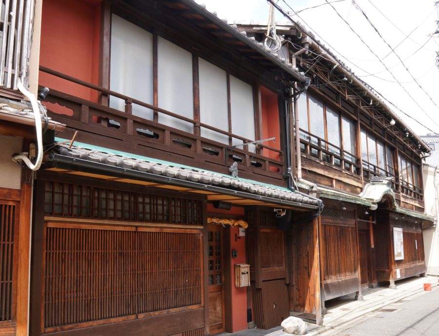 京都に残る旧色街「五条楽園」。ディープな遊郭・お茶屋の街からレトロで個性あふれる街へ【その1】 | 京都府 - 観光・地域 - Japaaan ...